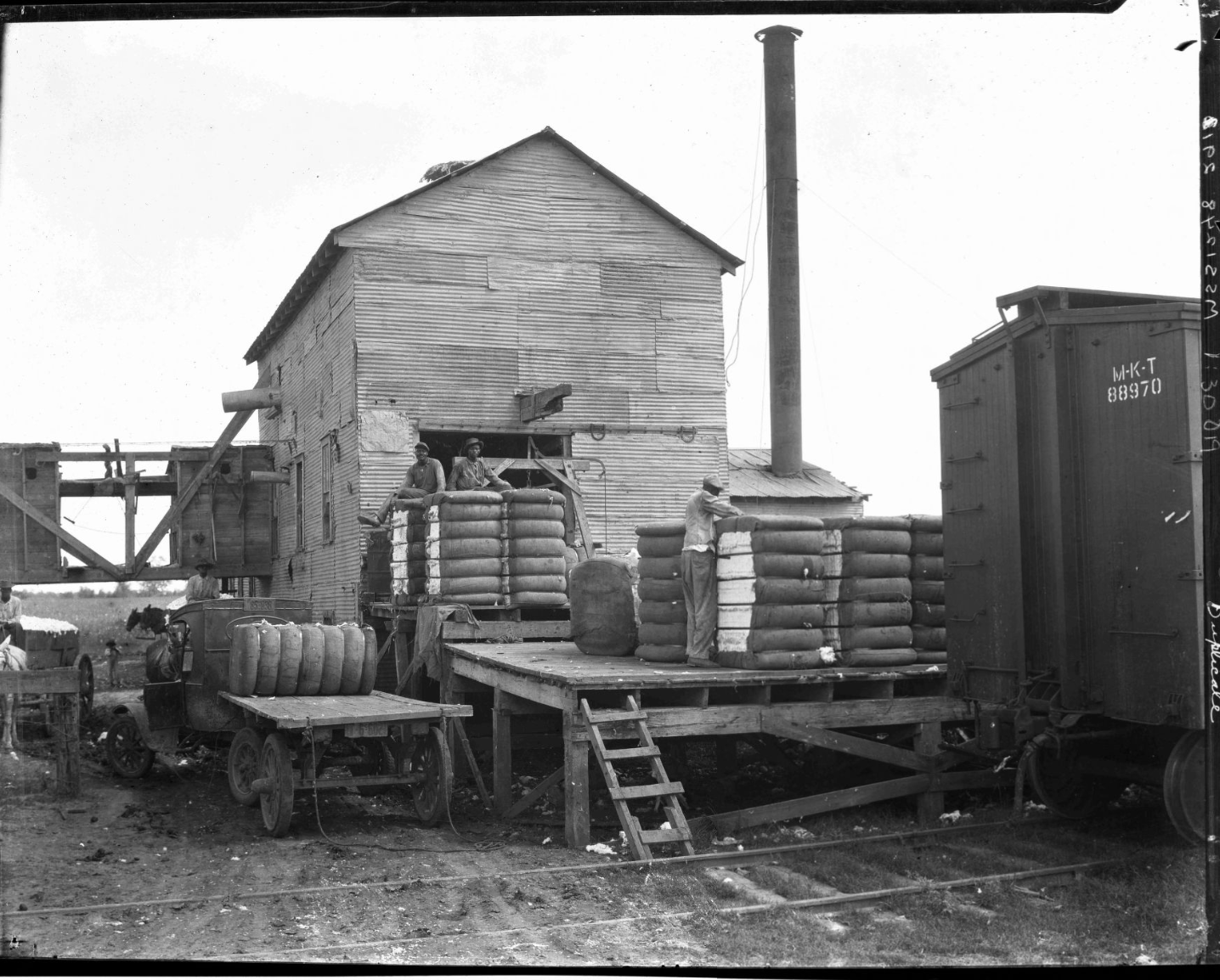 Loading cotton bales on a Houston railroad - A Curious Histonian